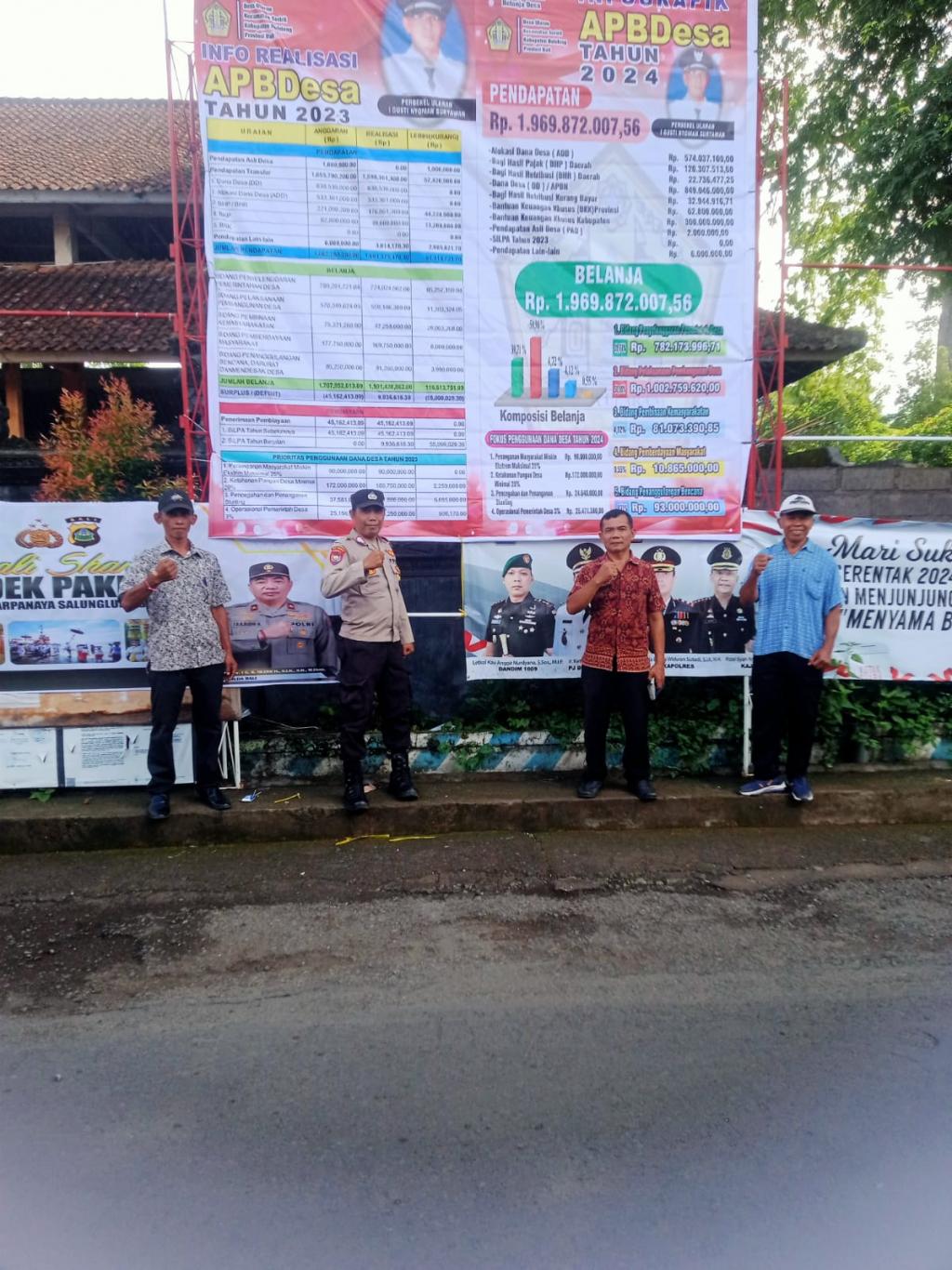 Pemasangan Spanduk APBDes Tahun 2024 Desa Ularan - Website Desa Ularan